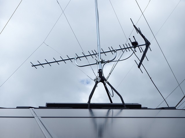 隠密アンテナ計画(3)屋根の天頂部にあるUHF-TVアンテナと支柱ポール: JO3KRPの独り言